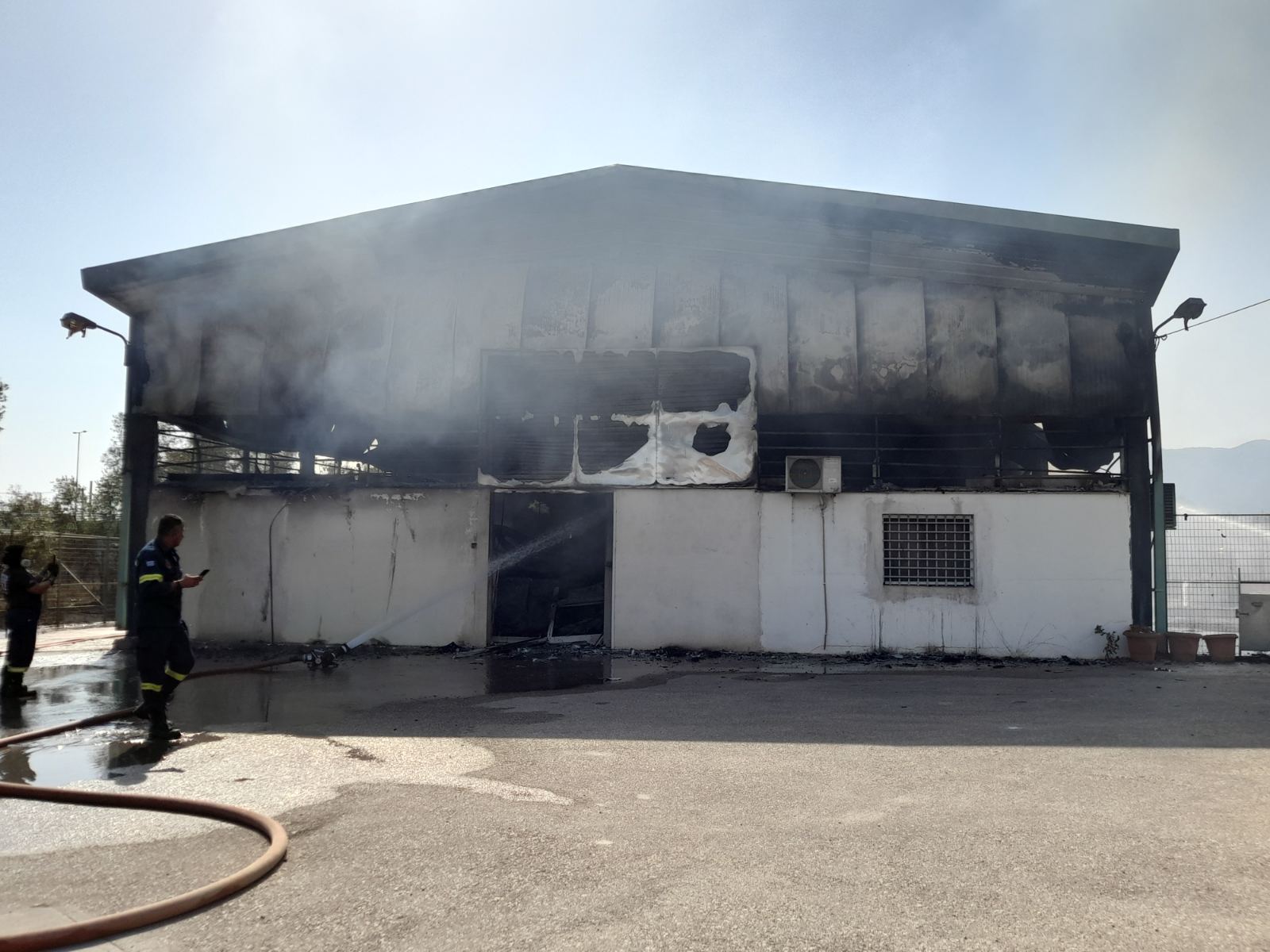 Μενίδι: Φωτιά σε εργοστάσιο – Ισχυρές δυνάμεις της πυροσβεστικής στο ...